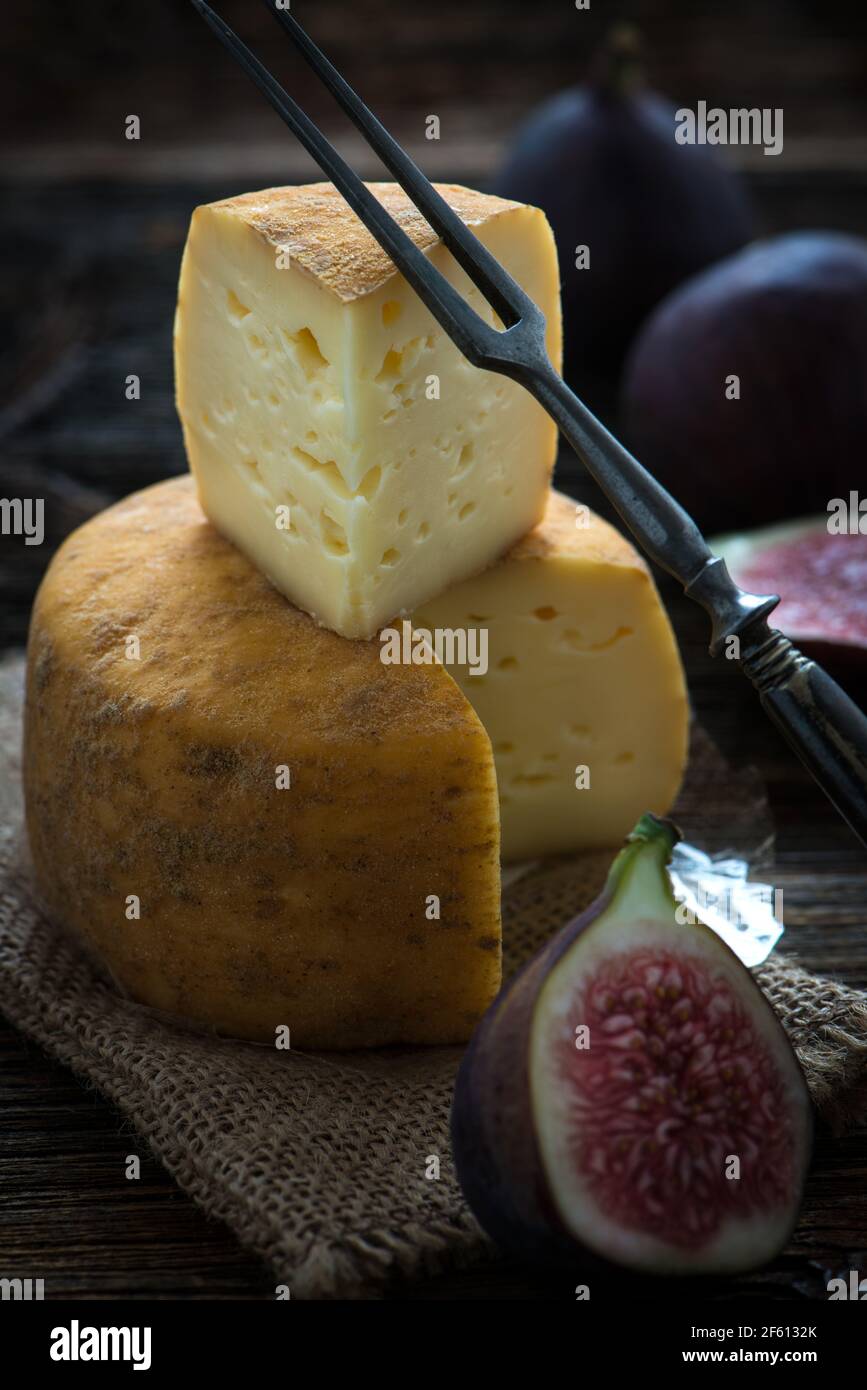 Fromage au lait cru Banque de photographies et d’images à haute ...