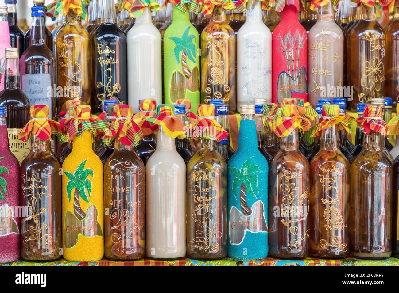 Bouteilles de rhum colorées en Guadeloupe. Îles des Caraïbes Photo ...