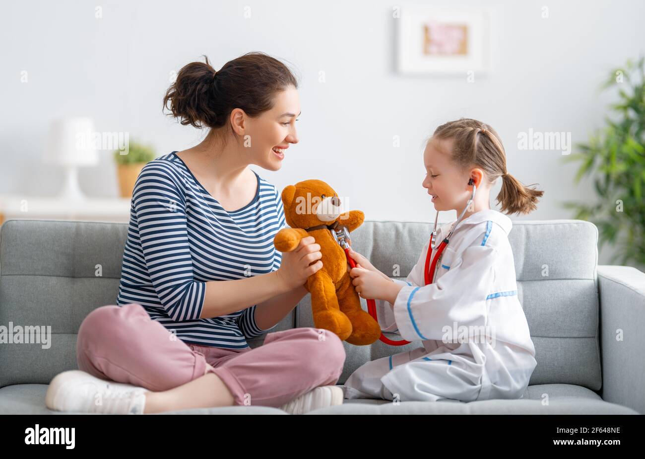 Bonne fête des mères ! Maman et sa fille fille fille fille jouent et sourient. Vacances en ...
