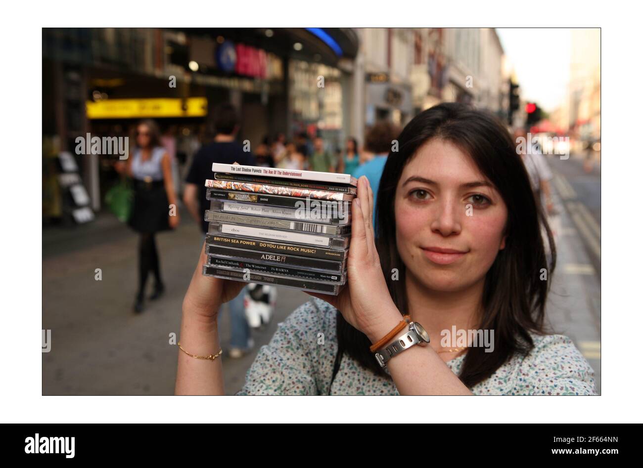 ELISA Bray dans les magasins de disques à la recherche du prix Mercury ...