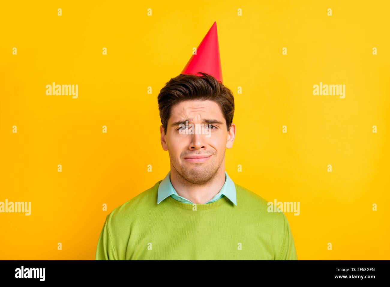 Portrait en gros plan d'un gentil misérable triste brun-cheveux gars ...
