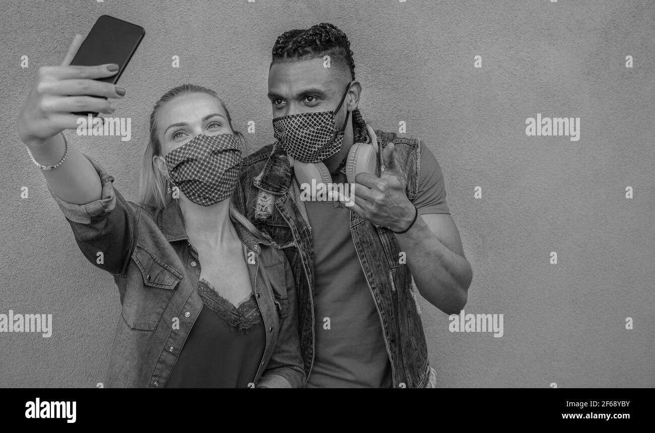 Masque de protection de couple Banque d'images noir et blanc - Alamy