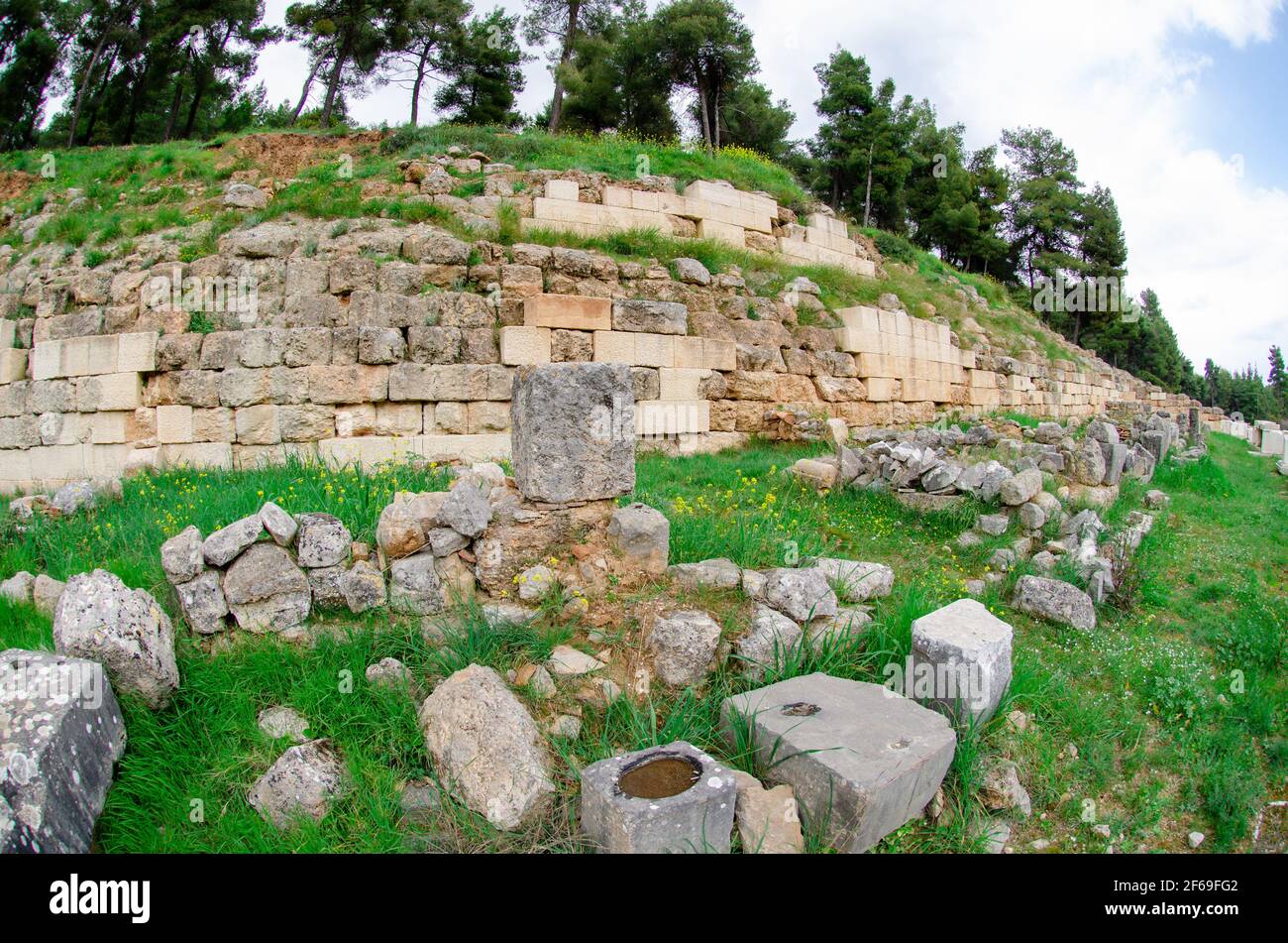 Grand mur de soutènement et les podestals votifs au sanctuaire des ...