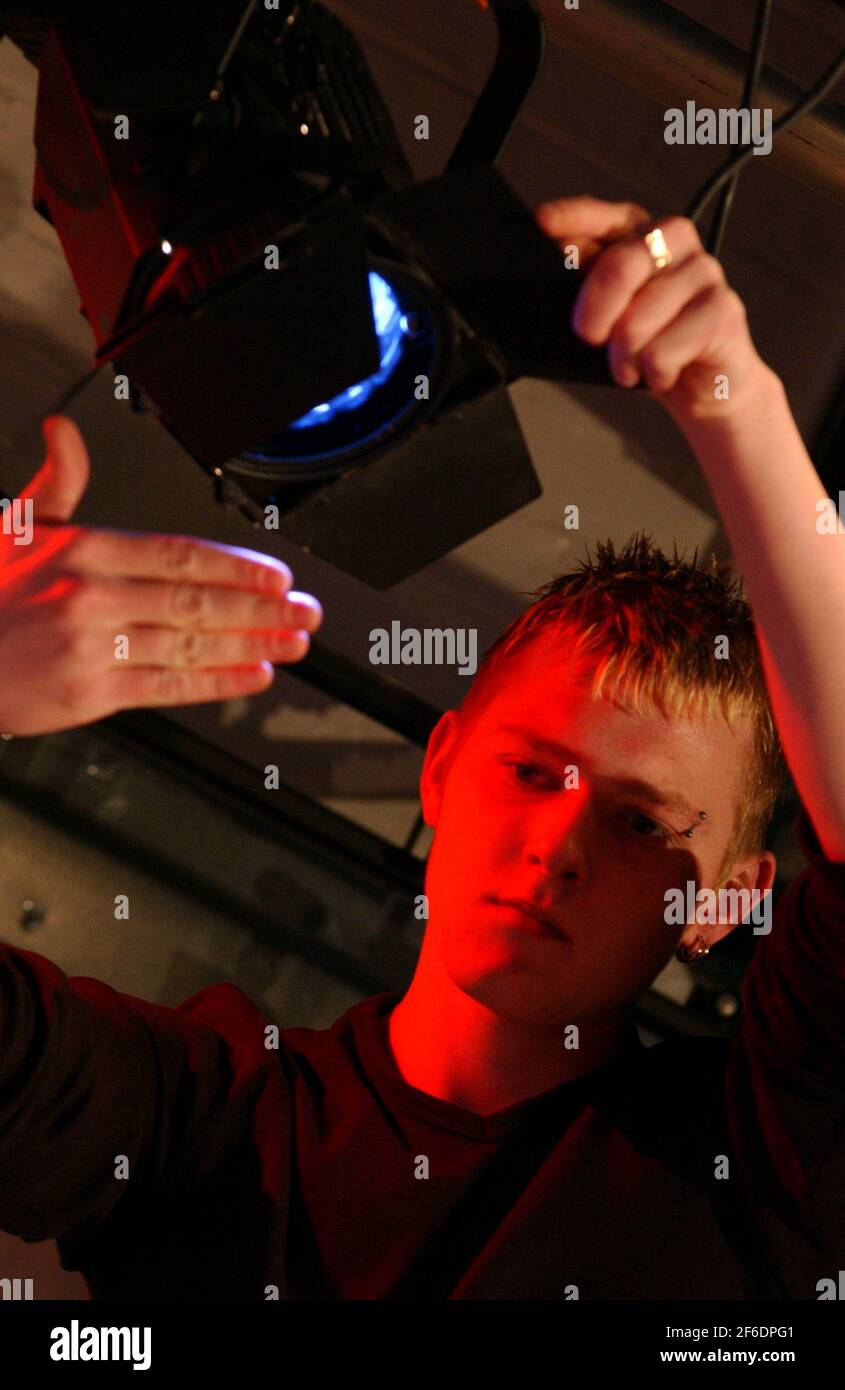 1ER DIPLÔME DE L'ÉTUDIANT EN ARTS DE LA SCÈNE PAUL RHODES, ÉCLAIRANT ...