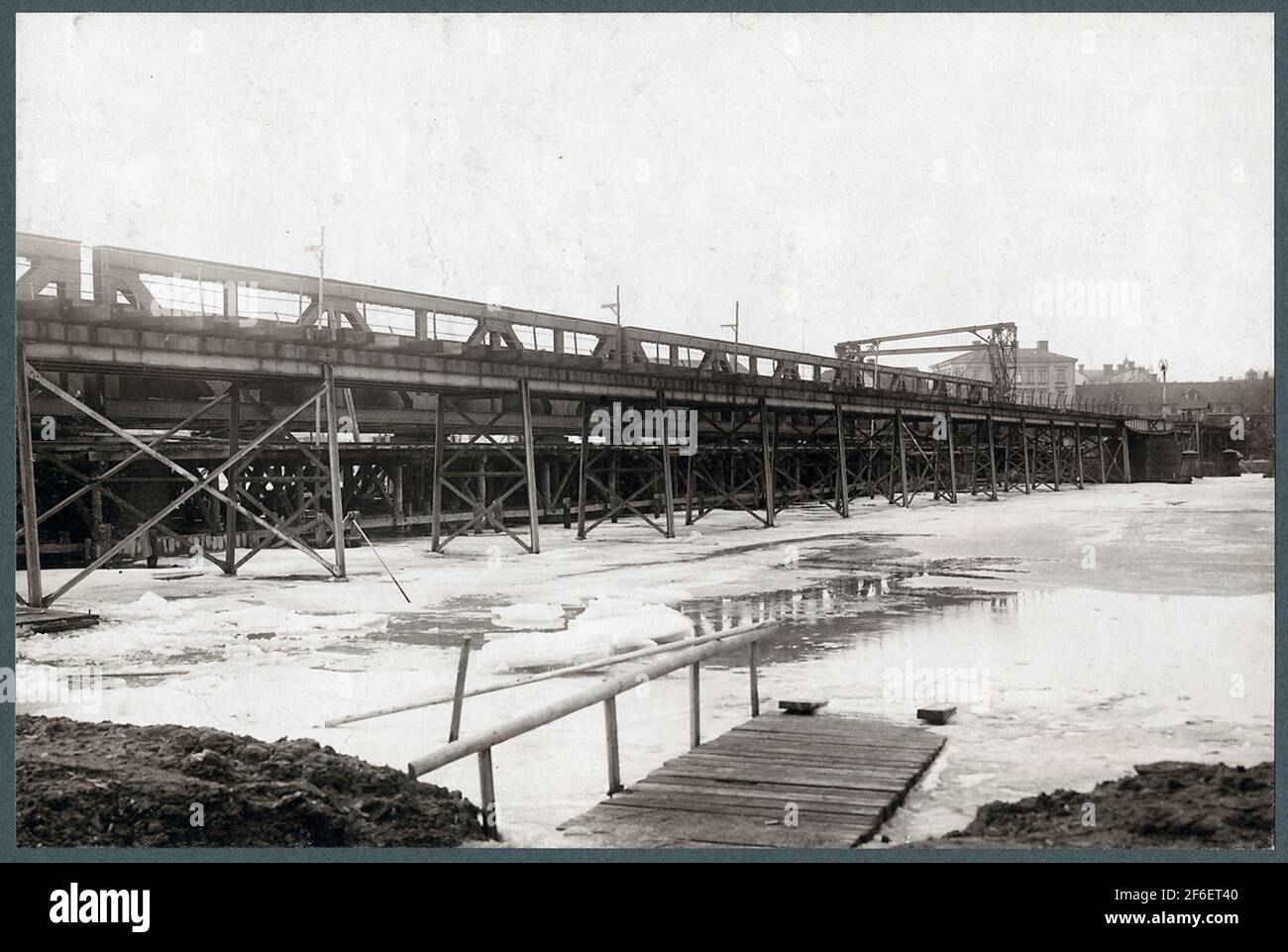 Installation de la superstructure sur le pont ferroviaire au-dessus de ...