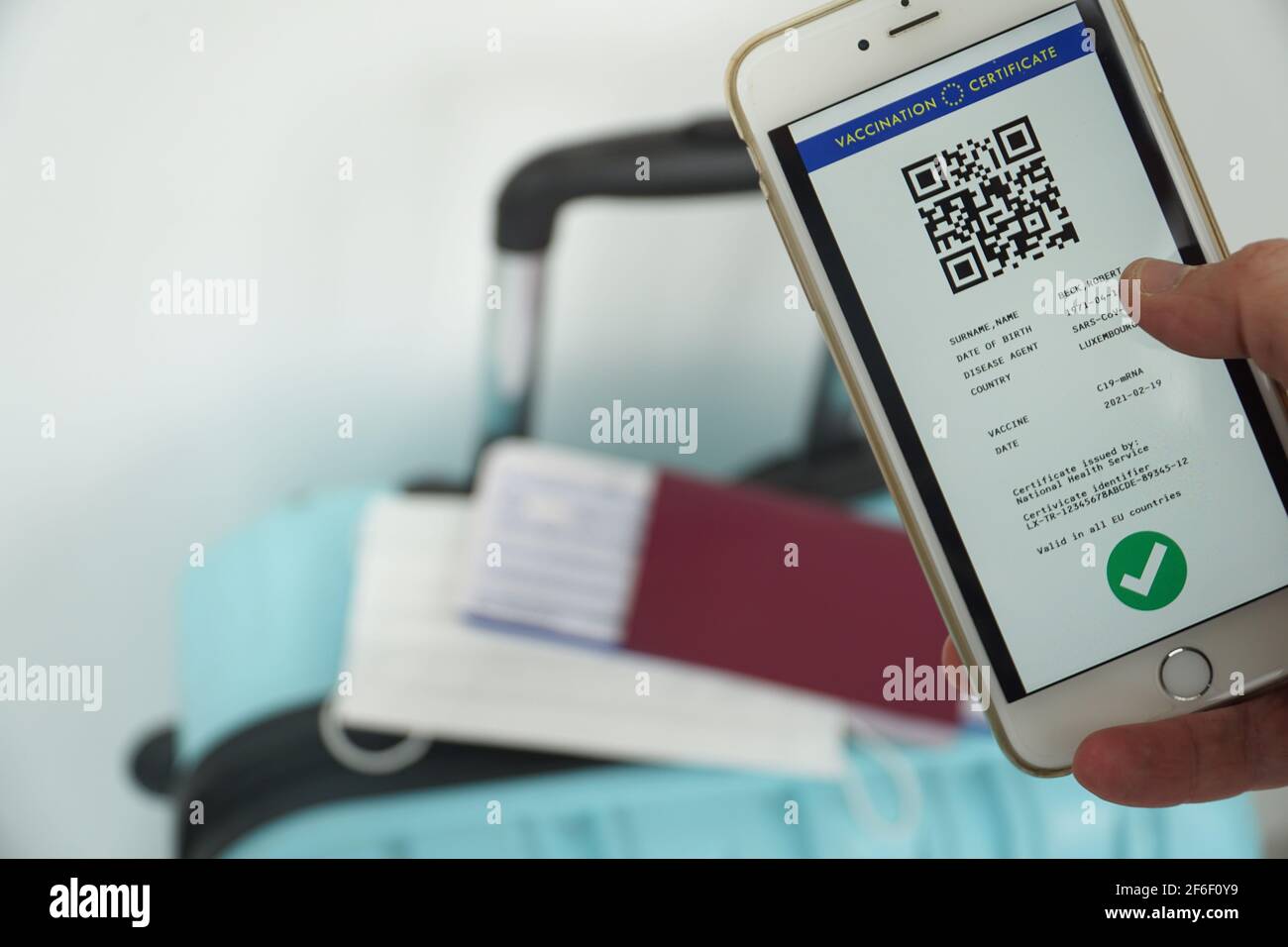 Le certificat vert numérique de l'UE avec le code QR sur l'écran d'un ...