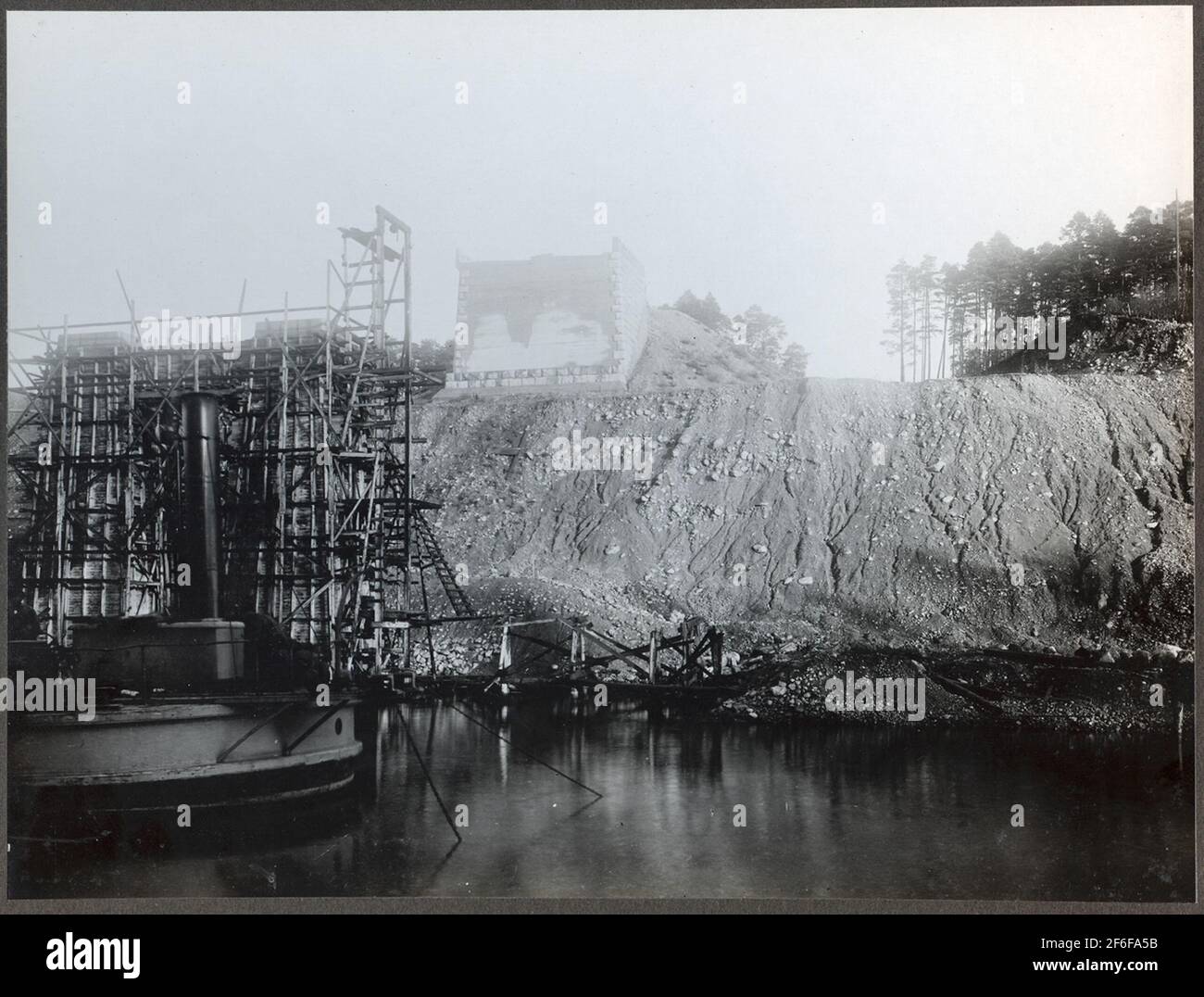 Le pont pour la double voie sur le canal entre Rönninge - courant Photo ...
