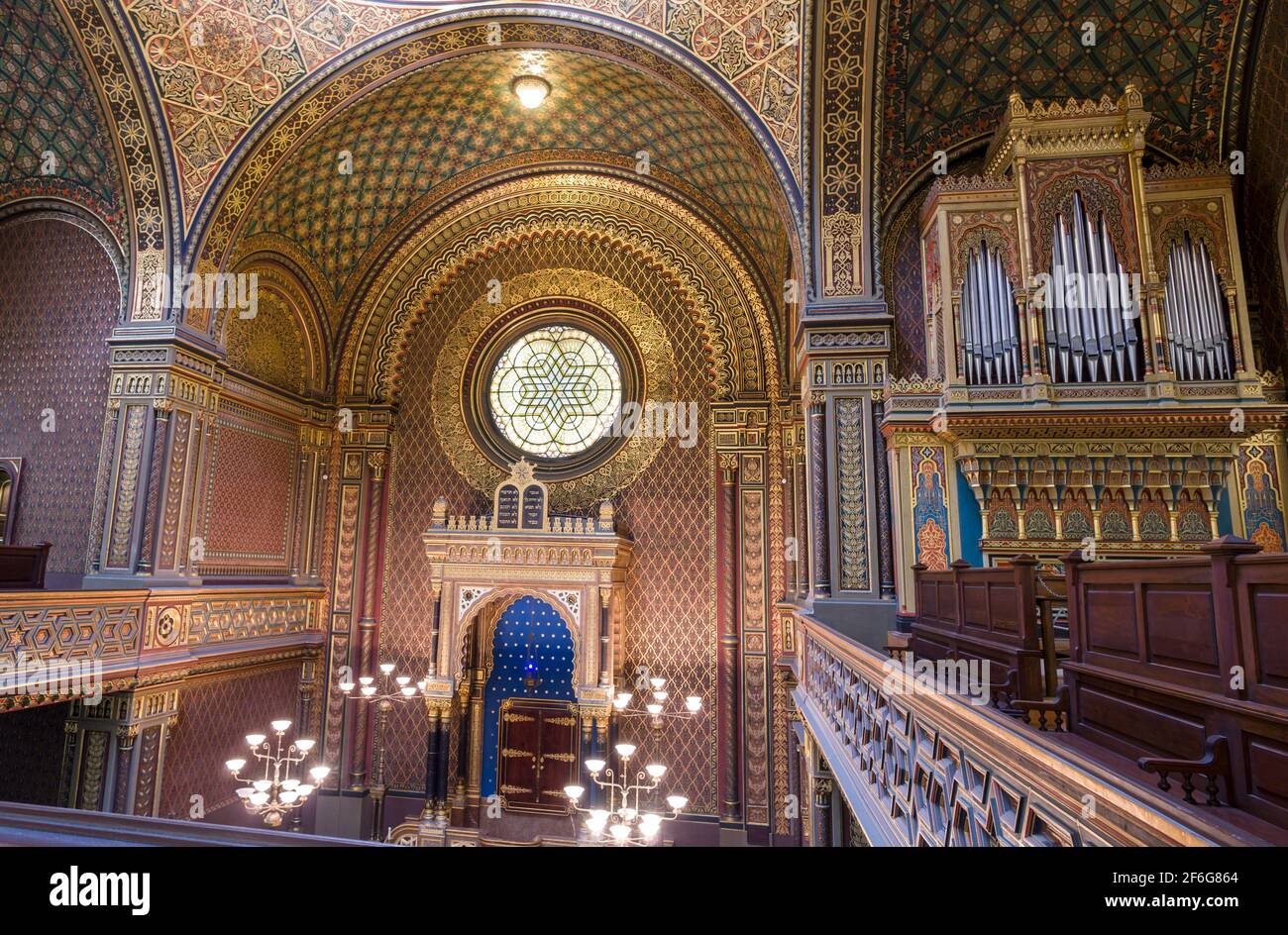 La fenêtre Torah Ark, Organ Pipes et Magen David de la synagogue ...