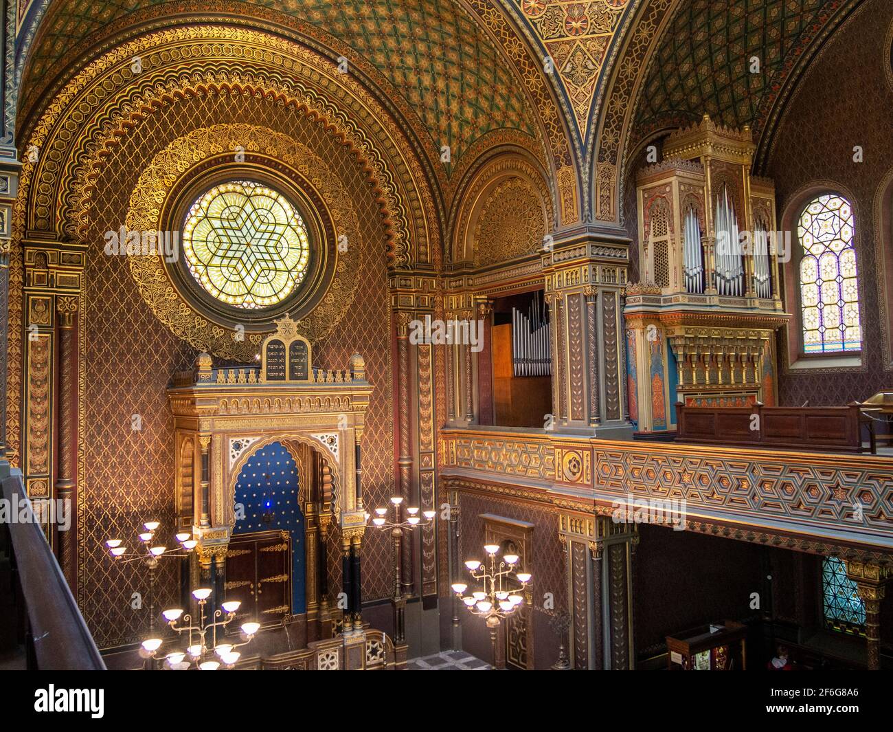 Les tuyaux d'orgue et la fenêtre sud de la synagogue espagnole à Prague ...