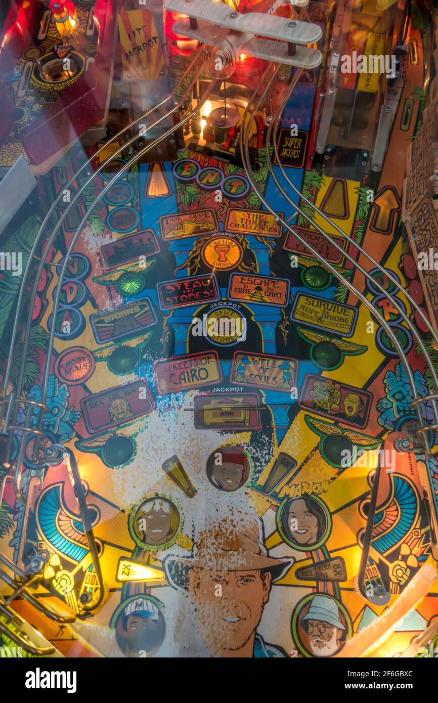 Old pinball machine machine Banque de photographies et d’images à haute ...