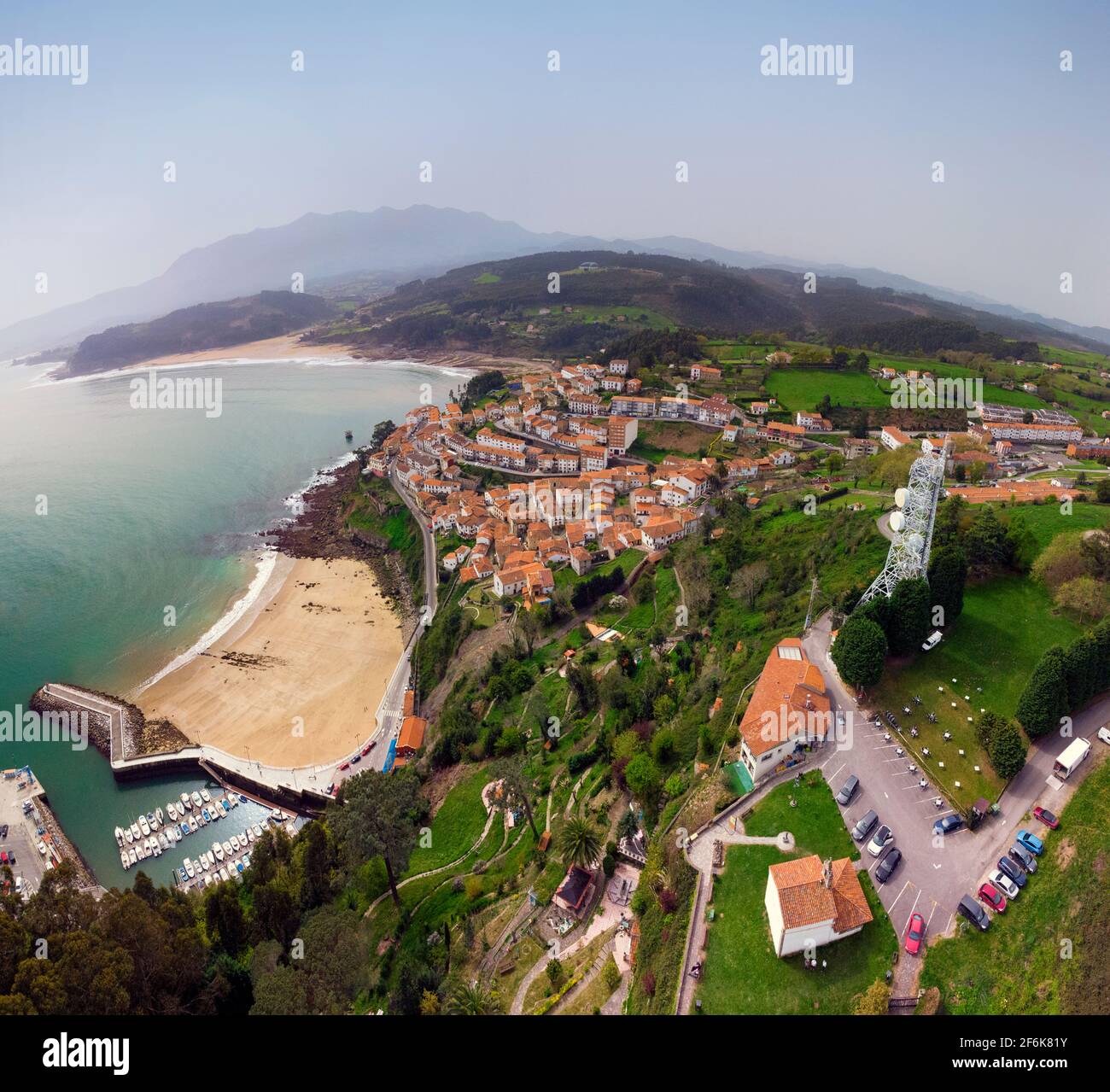 Vue sur Latres, l'un des plus beaux villages de la côte cantabrique des ...