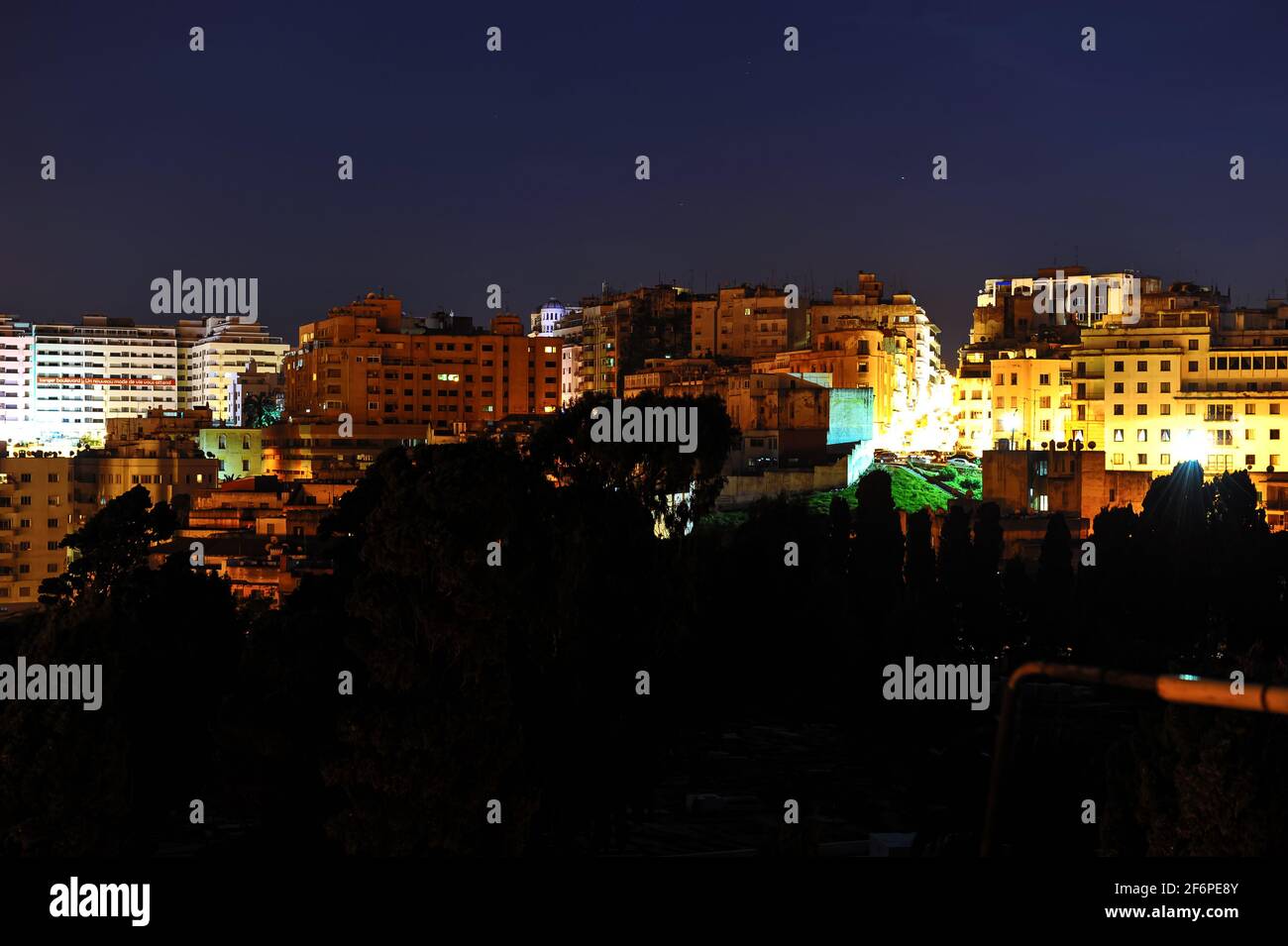Rue medina tanger maroc nuit Banque de photographies et d’images à ...