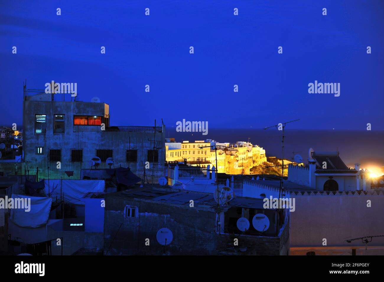 Rue medina tanger maroc nuit Banque de photographies et d’images à ...