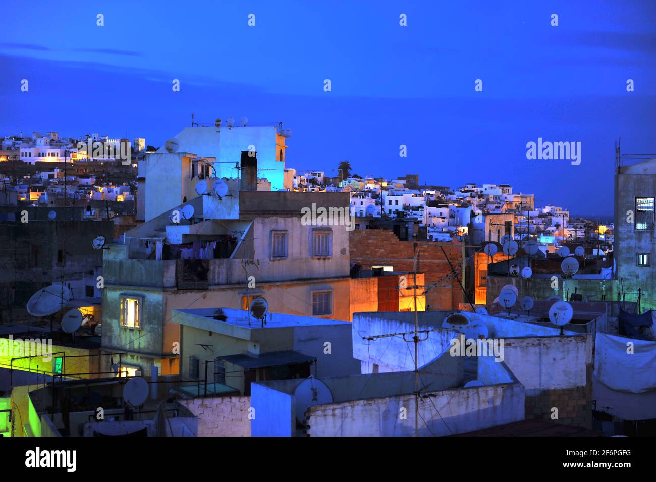 Rue medina tanger maroc nuit Banque de photographies et d’images à ...