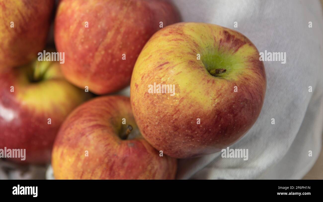 Fruits aux pommes dans un panier en bois sur fond neutre. Fruit riche ...