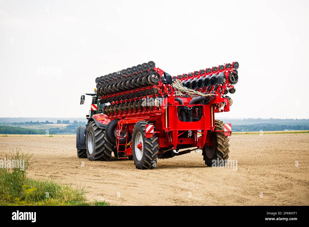 Grand tracteur moderne pour préparer le champ après l'hiver pour le ...