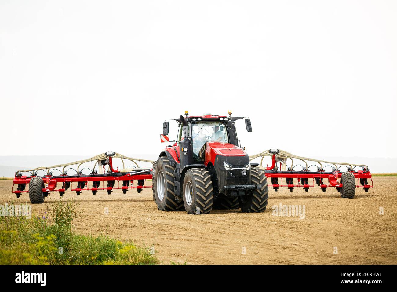 Grand tracteur moderne pour préparer le champ après l'hiver pour le ...