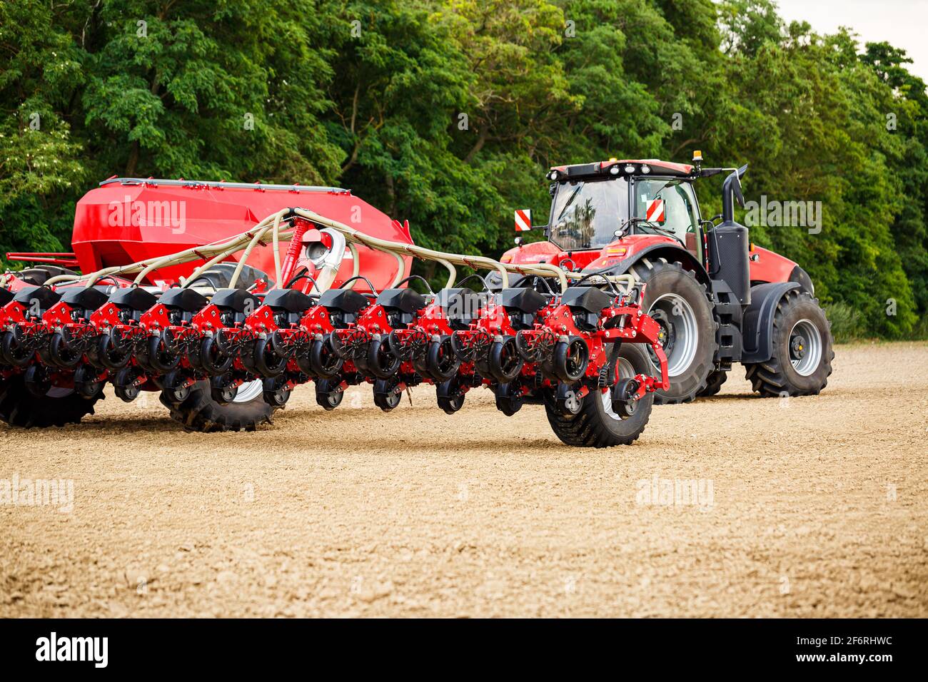 Grand tracteur moderne pour préparer le champ après l'hiver pour le ...