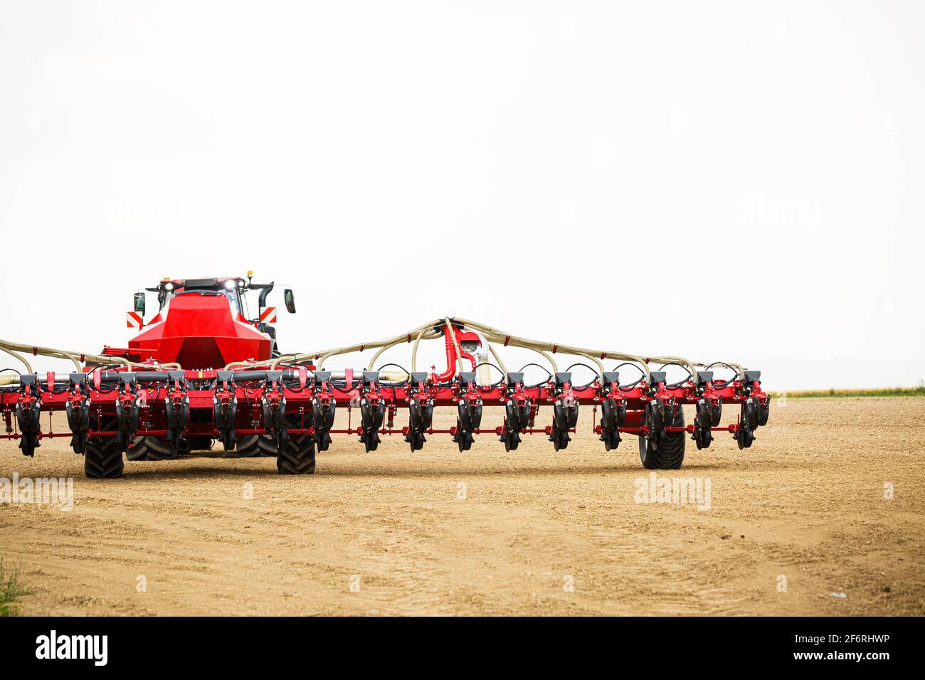 Grand tracteur moderne pour préparer le champ après l'hiver pour le ...