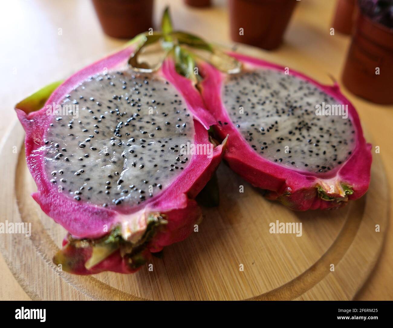 Un pitaya ou pitahaya est le fruit de plusieurs espèces de cactus ...