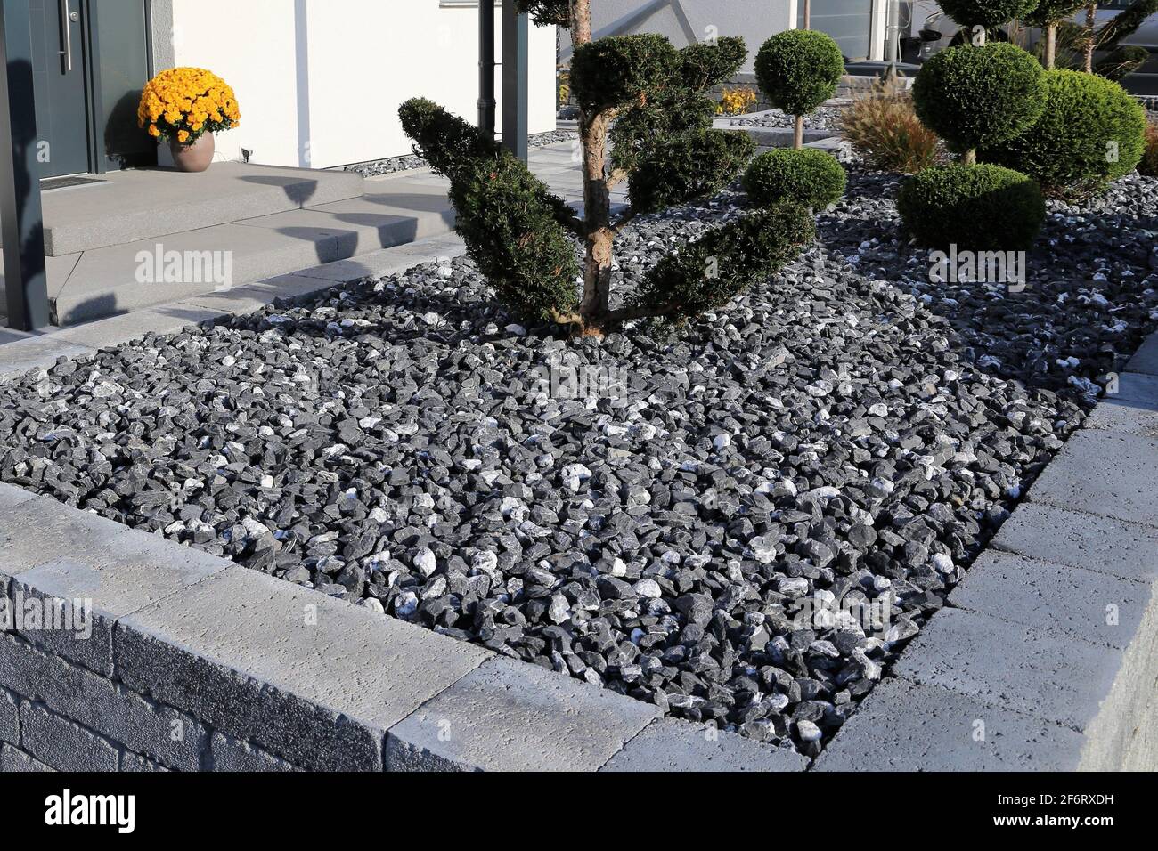 Devant la cour de leur maison Banque de photographies et d’images à ...