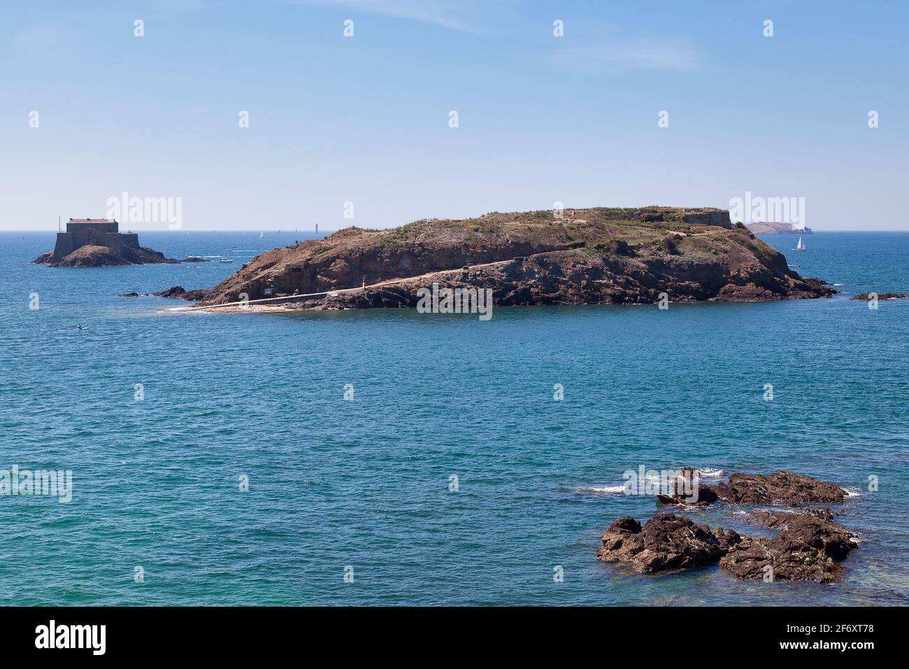 Le Grand Bé et le petit Bé sont deux îles rocheuses accessibles à pied ...