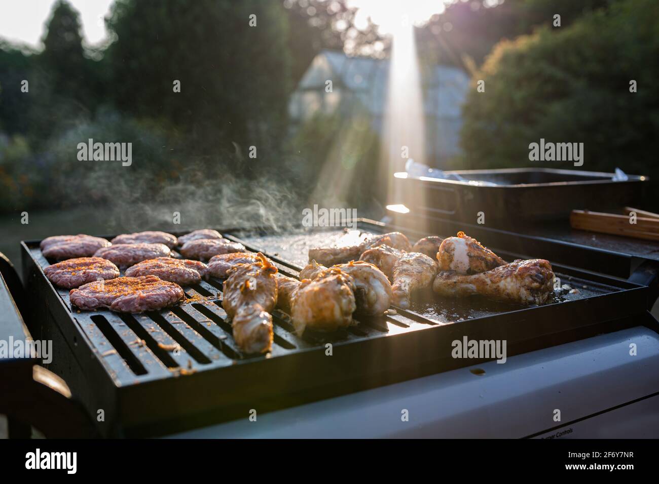 Griller De La Viande Au Barbecue Banque d'image et photos - Alamy