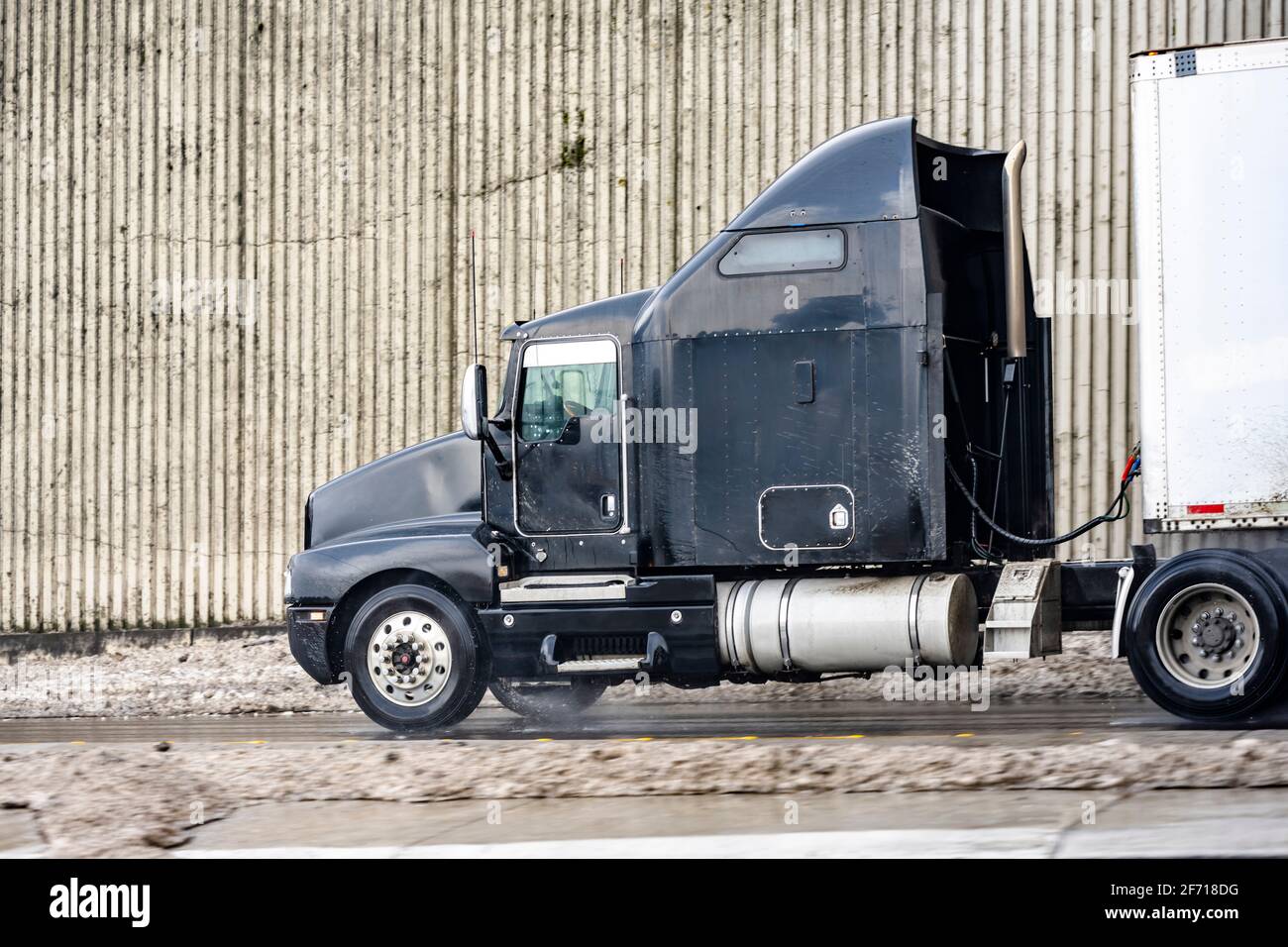 Grand rig commercial classique noir classe industrielle long-courrier ...