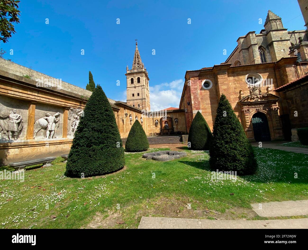 La Cathédrale d'Oviedo, en Espagne, a été fondée par le roi Fruela I ...