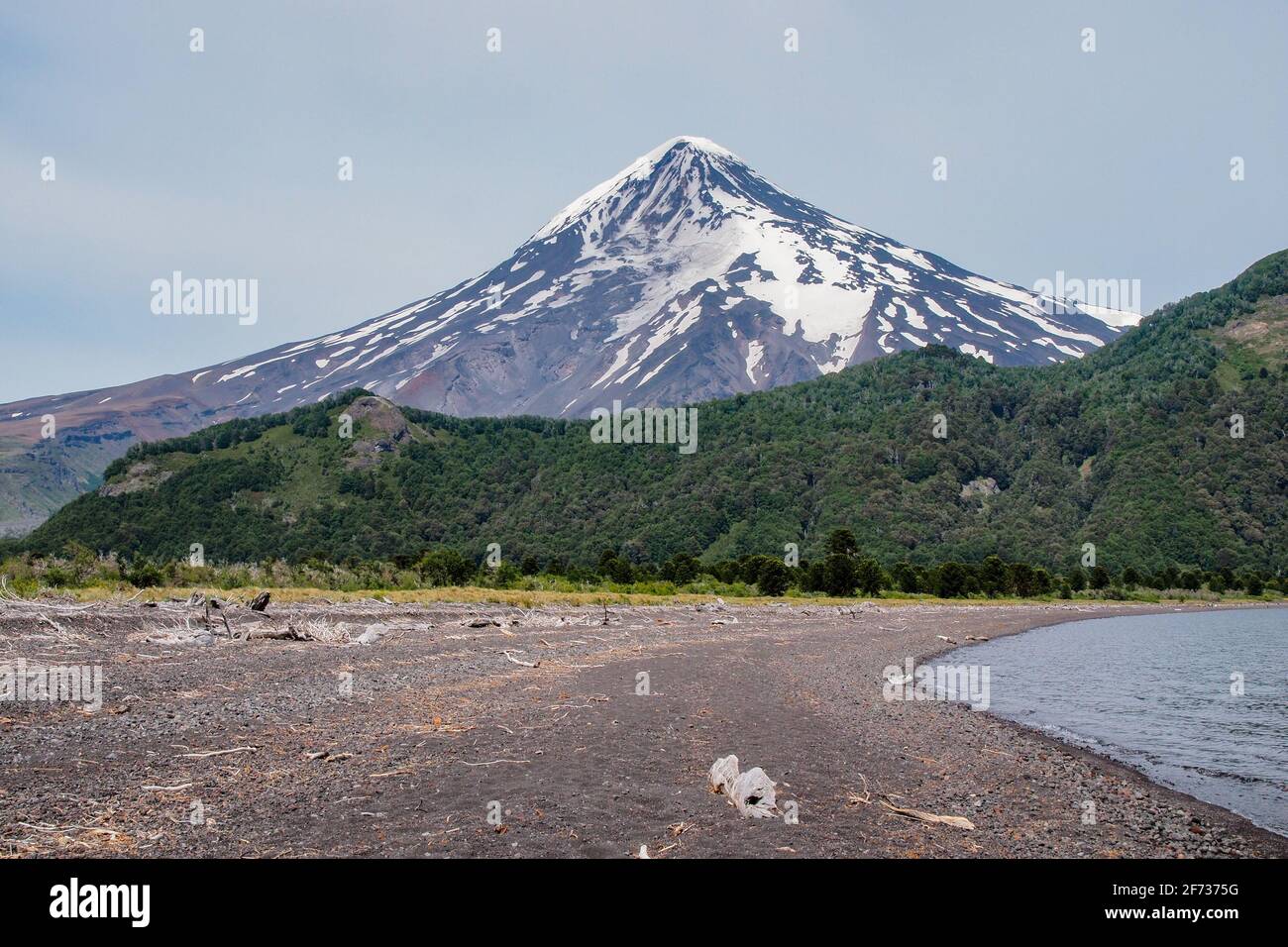 Vue vers le volcan Lanin depuis le lac de Tromen, montagnes des andes ...