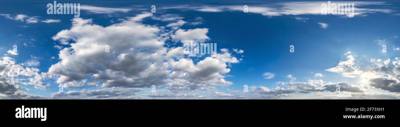 Panorama hdri transparent vue d'angle à 360 degrés ciel bleu avec de beaux nuages de cumulus ...