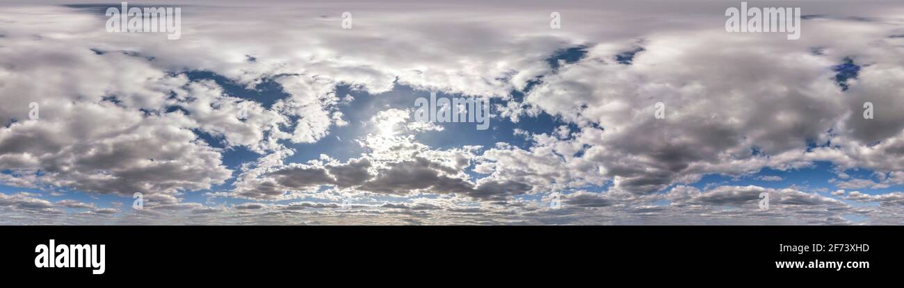 Panorama hdri transparent vue d'angle à 360 degrés ciel bleu avec de beaux nuages de cumulus ...