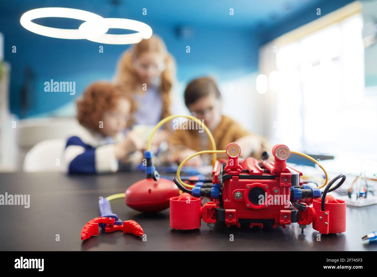 Robot rouge Banque de photographies et d’images à haute résolution - Alamy