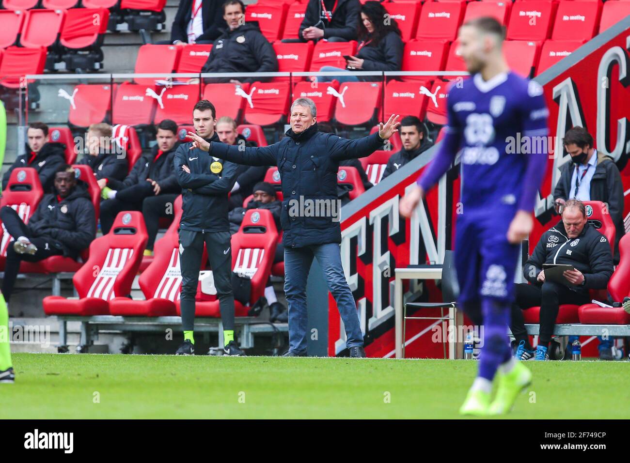 EINDHOVEN, PAYS-BAS - AVRIL 4 : l'entraîneur Frank Wormuth de Heracles ...