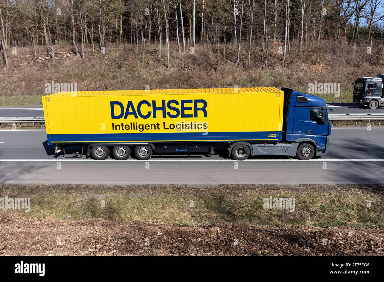 Camion de Dachser Mercedes-Benz Actros avec semi-remorque sur autoroute ...