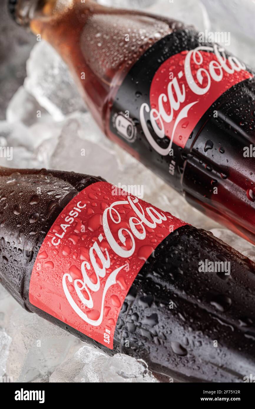 Logo Coca-Cola sur les bouteilles classiques de cola et sans sucre sur ...