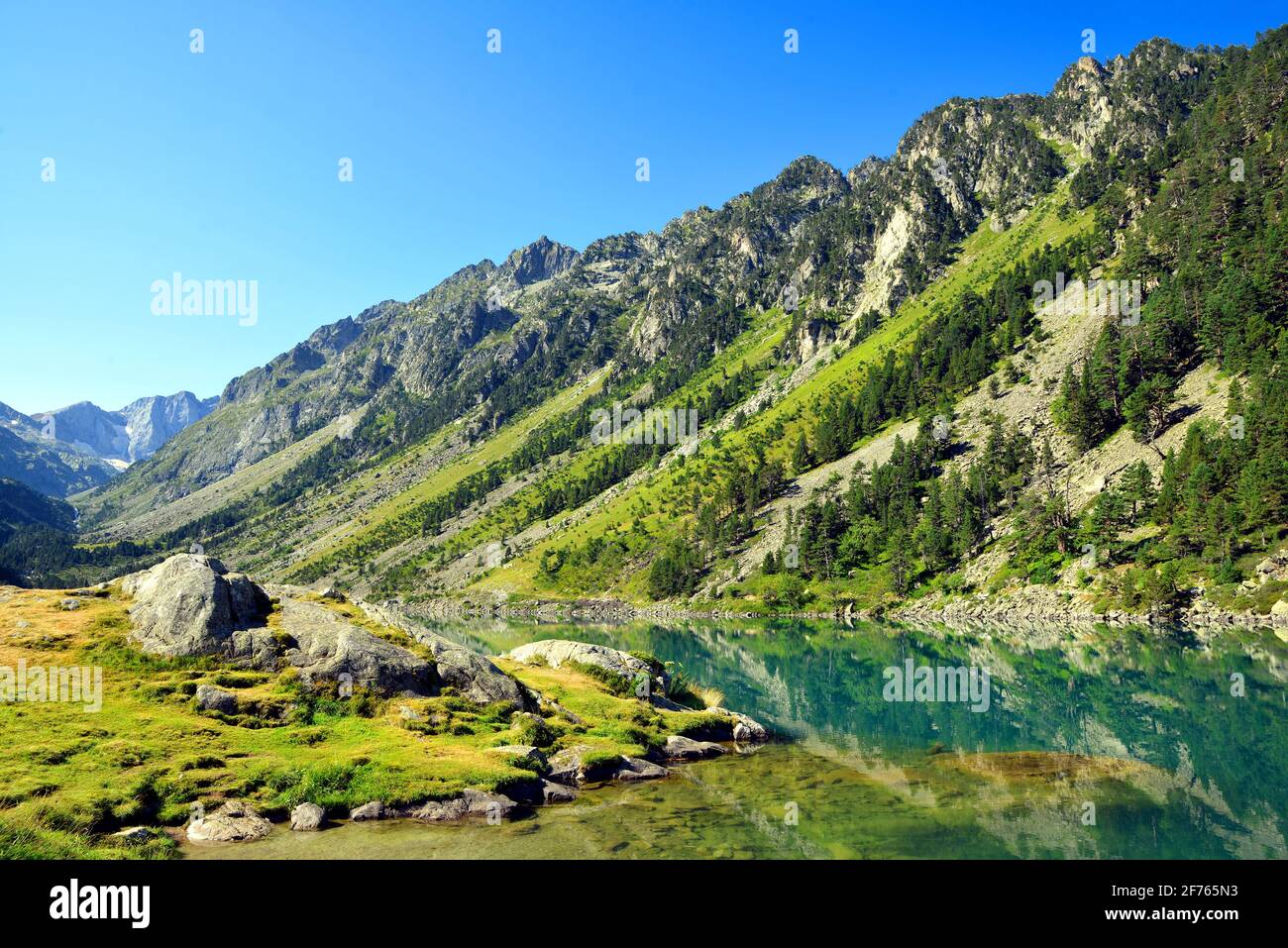 Lac de Gaube dans la montagne des Pyrénées, France Photo Stock - Alamy