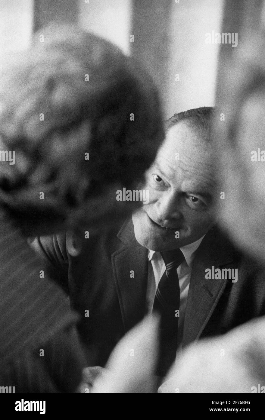 L'artiste, l'acteur et le comédien Bob Hope signe des autographes pour ...