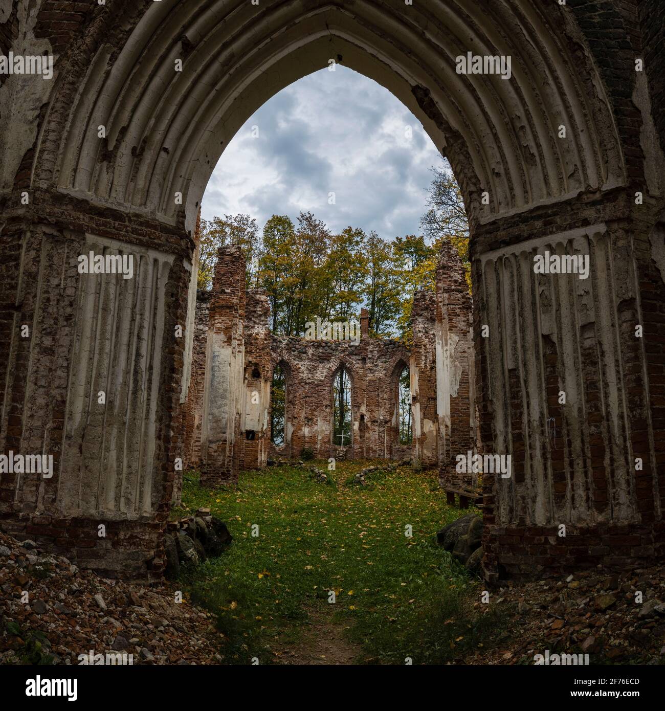 Grand paysage avec abbaye en ruine Banque de photographies et d’images ...