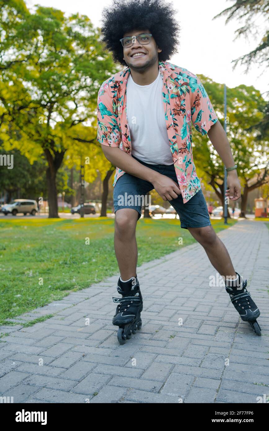 Man rollerskating Banque de photographies et d’images à haute ...