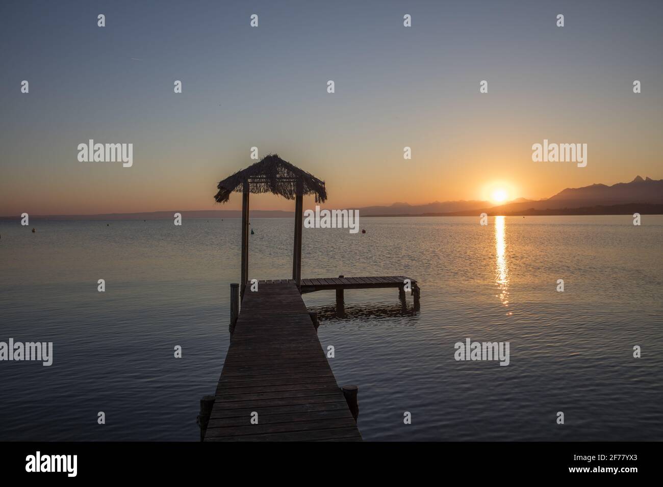 Plage ponton Banque de photographies et d’images à haute résolution - Alamy