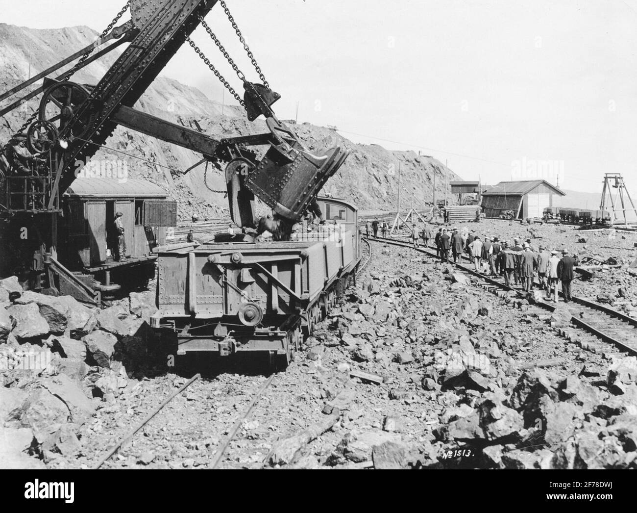 Charger avec du minerai de fer Banque d'images noir et blanc - Alamy