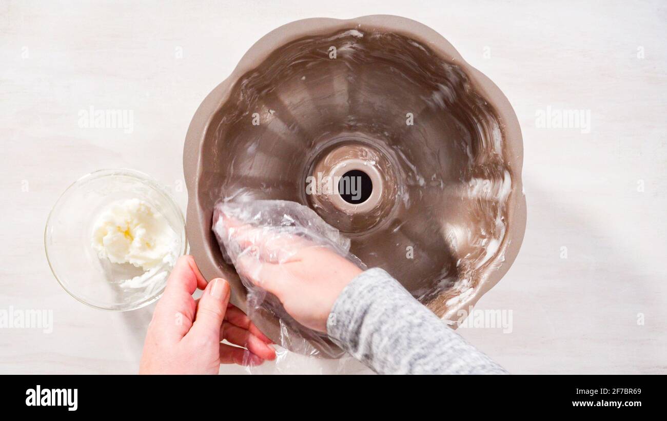 Étape par étape. Pose à plat. Moule à gâteau beurré en métal pour cuire ...