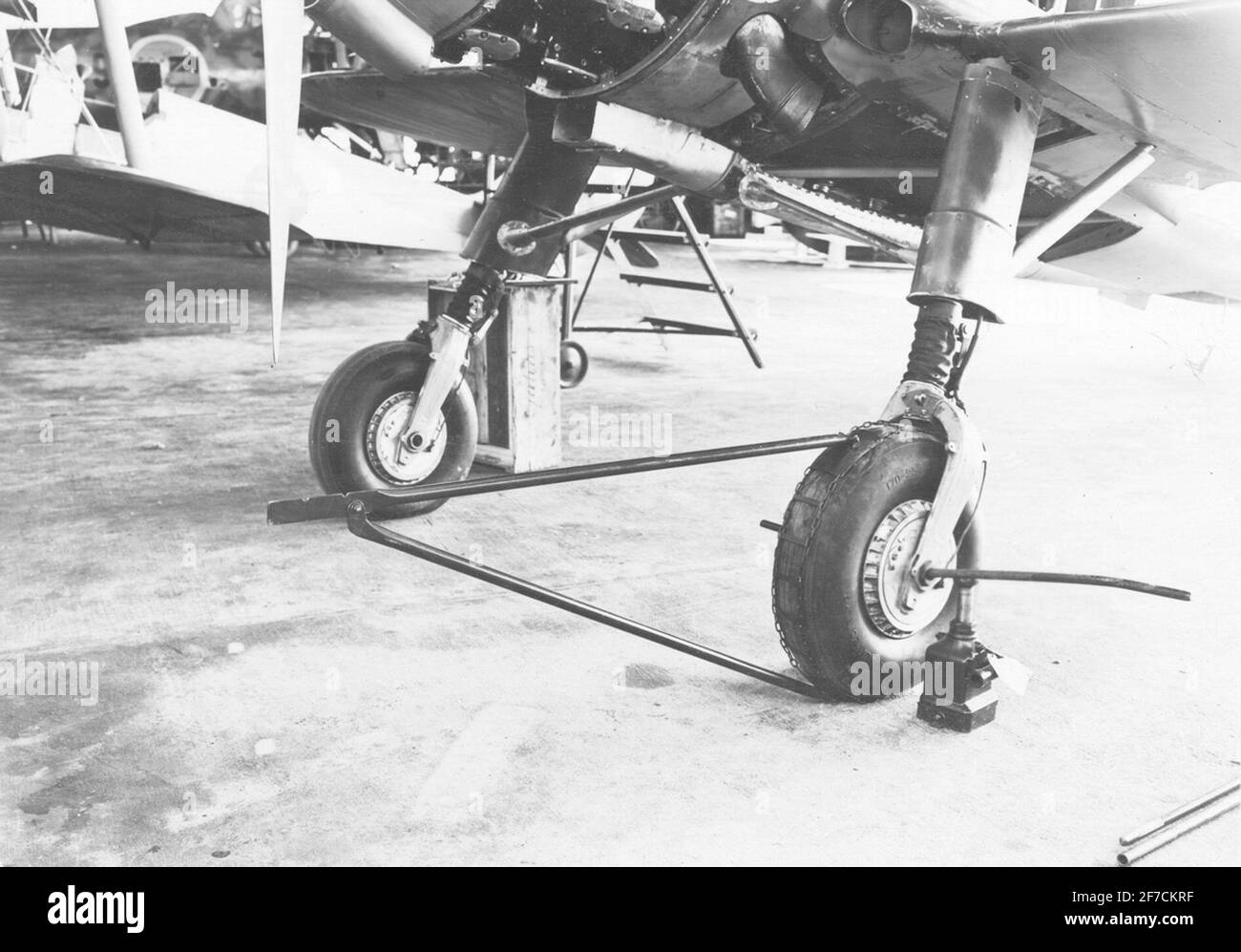 Chaîne à neige sur l'avion J 11. Chaîne à neige montée sur les roues de ...