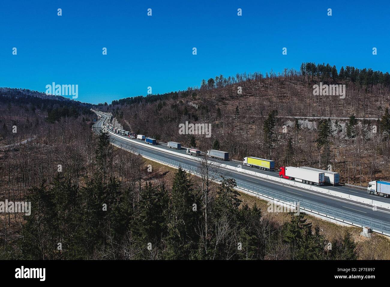 Embouteillage sur l'autoroute ou l'autoroute. Photo de drone aérienne ...