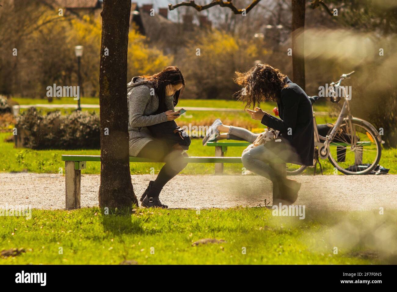 Deux Filles Assises Sur Un Banc Banque De Photographies Et Dimages à