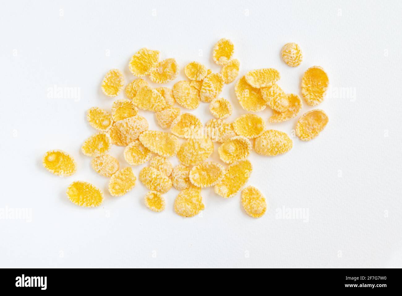 flocons de maïs isolés sur fond blanc, ingrédient alimentaire, céréales ...