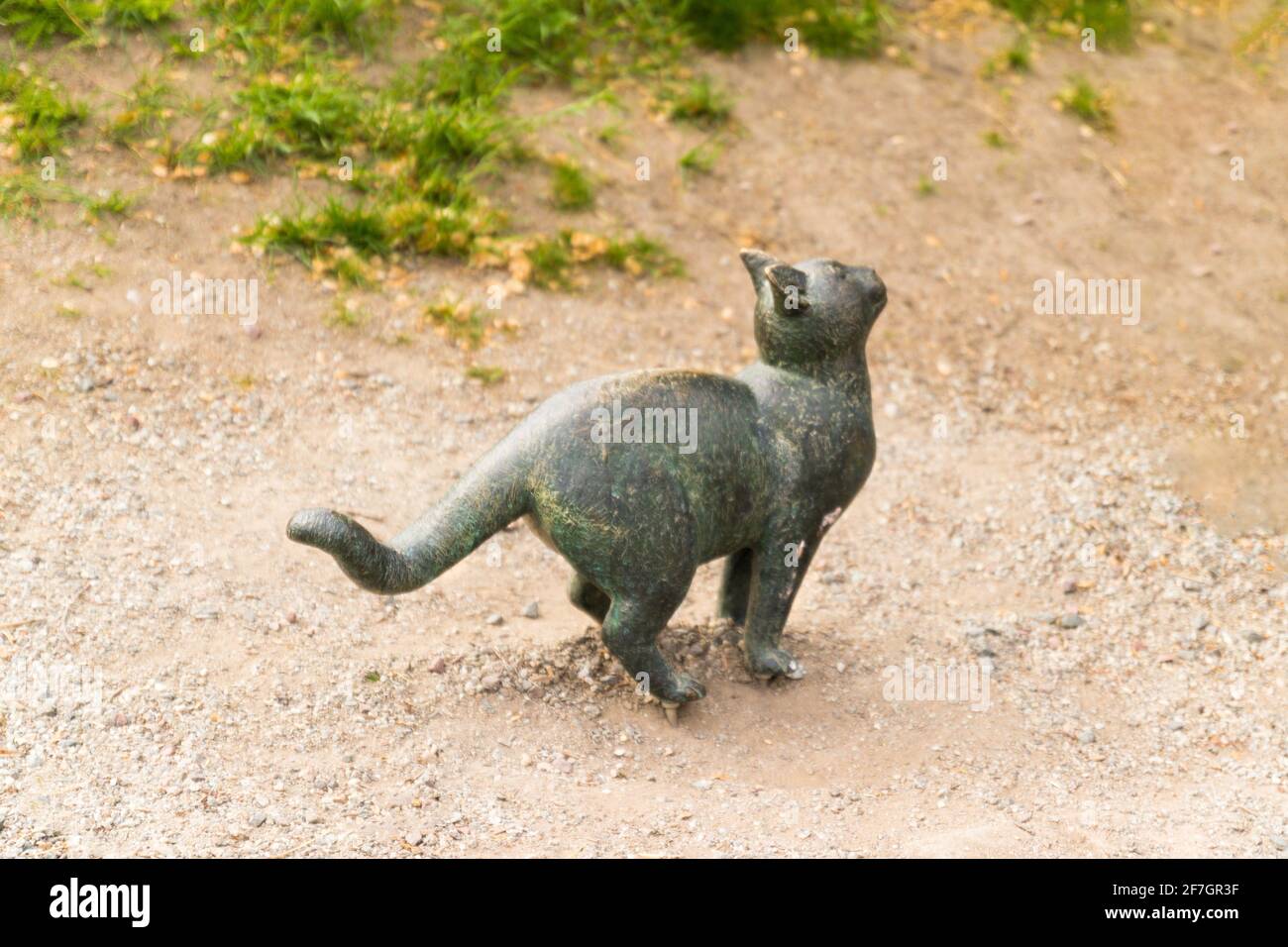 Ancien monument de chat au repos en bronze dans la rue. Figure ...