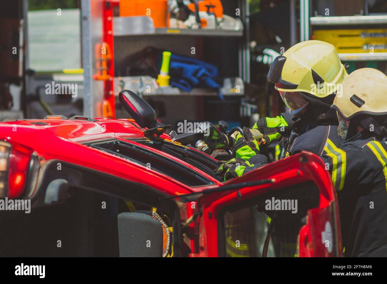 Les pompiers qui utilisent des mâchoires hydrauliques ou des ciseaux pour couper la voiture en ...