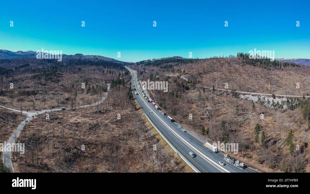 Embouteillage sur l'autoroute ou l'autoroute. Photo de drone aérienne ...
